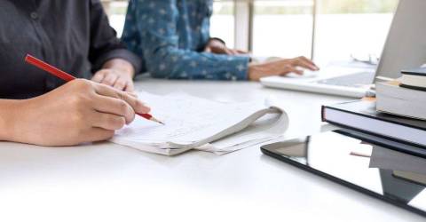 Old-fashioned notetaking still prized in the age of laptops