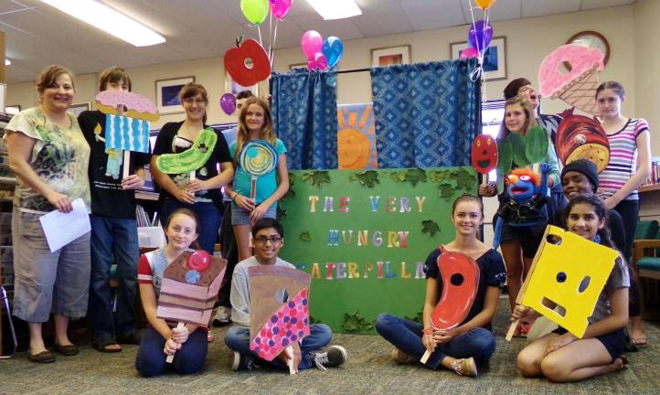 Teen volunteers host puppet show for kids